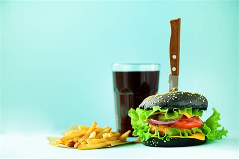 패스트 푸드 배너입니다 치즈 양상추 파란색 배경에 육즙 고기 햄버거 식사를 멀리 가져가 세요 복사 공간이 있는 건강에 해로운 다이어트 개념 감자 요리에 대한 스톡 사진 및