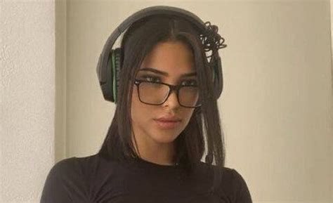 Girls In Glasses 29 Pics