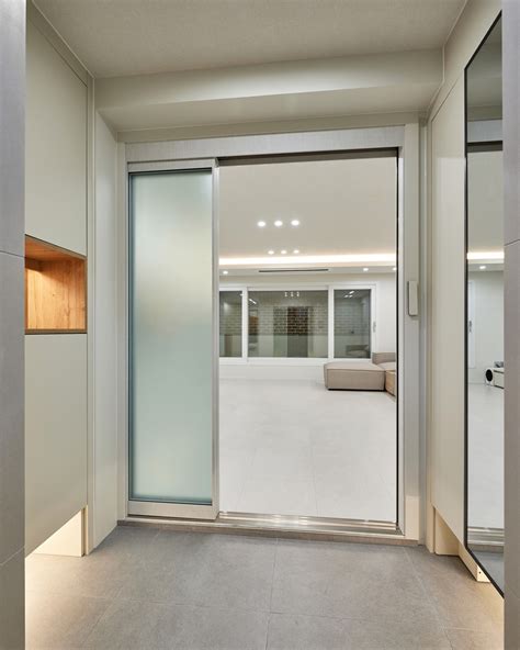 킴스디자인 · 헬스장인테리어 필라테스인테리어 인천인테리어 서울시 강서구 60평 주거공간 인테리어 전체적으로 깔끔한 화이트에 우드 포인트 👍 전체철거샷시 보일러