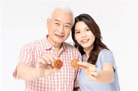 아버지와 딸이 달 케이크를 먹고 사진 무료 다운로드 Lovepik