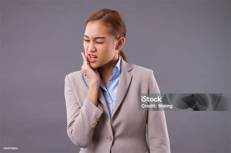 치통을 가진 여자 치통 충치 충치 충치 충치 치과 진료 개념으로 고통받는 아픈 아시아 여성 젊은 성인 황갈색 피부 아시아 여자 모델 20 24세에 대한 스톡 사진 및 기타