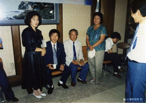 [노무현사료관] [시민과의 대화 행사에서 참석자들과 환담을 나누는 노무현 의원]