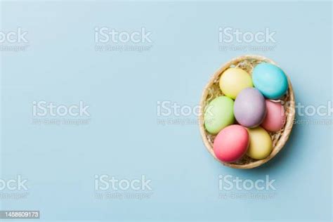 색깔의 배경에 짠 바구니에 여러 색상 부활절 달걀 파스텔 색상 부활절 달걀 복사 공간이 있는 휴일 컨셉 개체 그룹에 대한 스톡 사진 및 기타 이미지 Istock