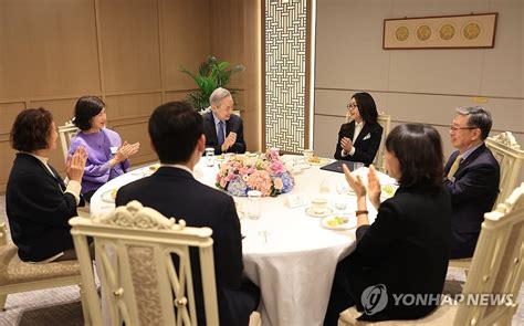 대한암협회 관계자들과 환담하는 김건희 여사 연합뉴스