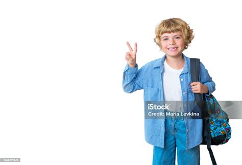 초등학교 웃는 소년 소녀 Png 카메라에 미소 짓는 승리의 평화 표시를 보여주는 배낭으로 격리되어 있습니다 빈 개념을 광고하기 위한 공간을 복사합니다 학교로 돌아 가기 어린