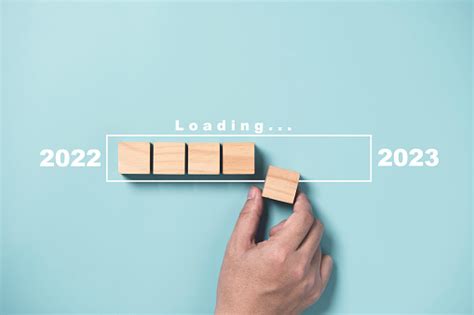 2022년부터 2023년까지 카운트다운을 위한 가상 로딩 바가 있는 사업가 배열 나무 큐브 블록 준비의 해 기술 다운로드