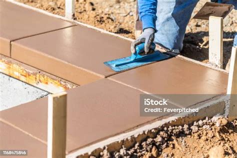 건설 노동자 사용 흙에 젖은 시멘트 형성 대처 주위에 새로운 수영장 강철에 대한 스톡 사진 및 기타 이미지 강철 건설 산업 건설 현장 Istock