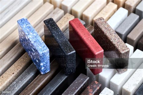 도자기 4 개의 석기 사각형 샘플이 부엌 조리대에 놓여 미래의 주방 외관 외관의 예입니다 석재 조리대를 위한 천연 화강암 대리석