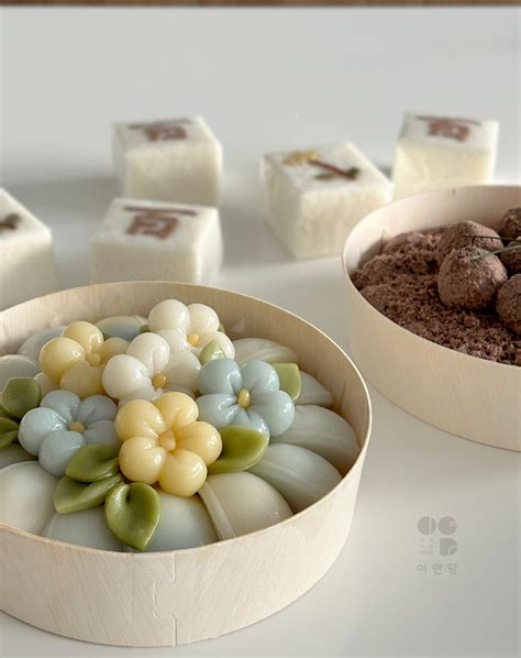 이연당 한식디저트공방 전통 떡과 한과를 만듭니다 주말에 가장 많이 하는 작업이 바로 요 상차림떡이예요 반질한 바람떡에 꽃송편을 올리다보면 절로 예쁘다 소리가