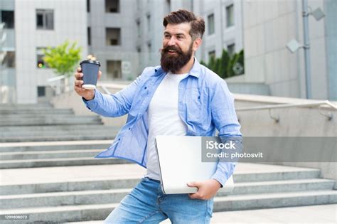 비즈니스 라이프 현대 생활 노트북을 가진 힙스터 현대 노동자 현대 기술 커피 휴식 사회적 불변의 시대 남자는 도시 배경을 작동하려고합니다 빈 거리를 걷는 노트북을 가진 남자