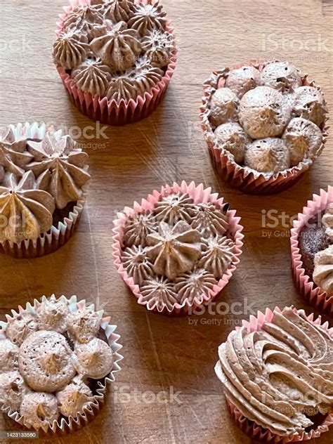 수제 파이프 초콜릿 장식 프로스팅을 얹은 초콜릿 컵 케이크 나무 도마뱀에 분홍색 종이 케이크 케이스 우드 그레인 배경 높은 전망의 클로즈업 이미지 0명에 대한 스톡 사진 및