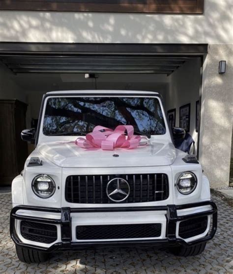 Girly Car Accessories White Mercedes Benz With Pink Bow Manejando