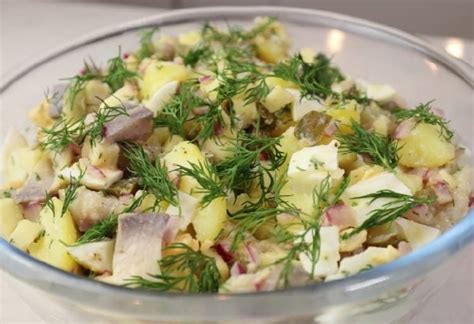 Салат с селедкой — 8 классических рецептов