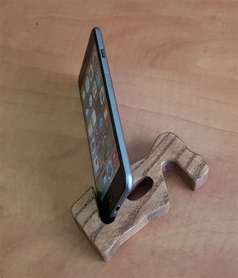 Деревянный держатель для телефона на стол 88 фото