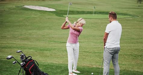 골프를 치고 그린에서 퍼터로 치는 소녀 그녀의 선생님은 기술을 탐구하고 첫 번째 스트라이크를하는 데 도움을줍니다 사진 Unsplash의 골프 이미지