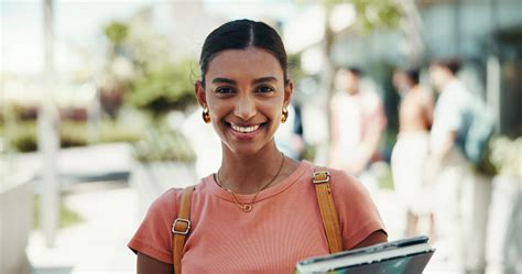 초상화 행복 한 학생과 소녀는 대학에서 학습 교육 또는 장학금을위한 책과 함께 야외에 있습니다 미소 얼굴 그리고 대학 캠퍼스에서 교과서를 들고 지식을 공부하거나 미래의