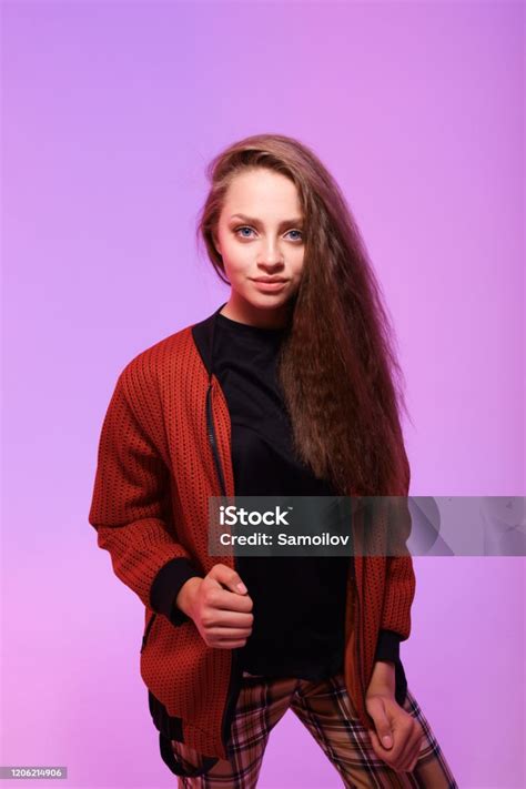 모델의 트렌디 한 스튜디오 패션 이미지 컬러 블록 옷을 입고 캐주얼 봄 스타일 색상 배경 힙스터 소녀 포즈 드레스에 대한 스톡