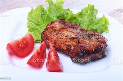 토마토 양상추 잎 흰 접시에 바베 큐와 칠리 페 퍼에 쇠고기 스테이크 0명에 대한 스톡 사진 및 기타 이미지 0명 가금류 고기 Istock