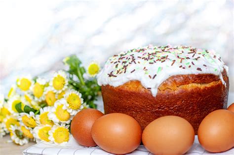 부활절 케이크와 색의 달걀 노란 꽃이 배경에 있습니다 휴일 음식과 부활절 개념입니다 선택적 초점 Copyspase 0명에 대한 스톡 사진 및 기타 이미지 Istock