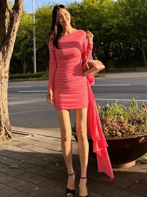41歳ハン・ジヘ、ピンクのミニワンピ姿でスレンダーボディをアピール Chosun Online 朝鮮日報