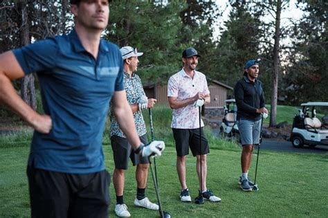 남자들은 잔디밭에 서서 친구들의 골프를 지켜보고 있다 골프 선수에 대한 스톡 사진 및 기타 이미지 골프 선수 골프 골프장 Istock
