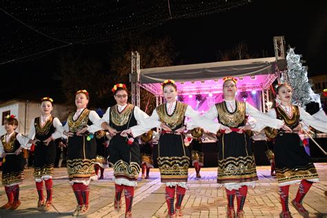 Празнично запалиха коледните светлини в Елин Пелин Новини от Actualno