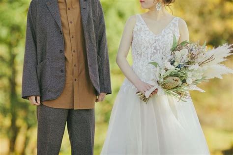 두 사람이 꽃을 꽂아 완성하는 벽걸이형 한 송이 꽃병으로 결혼 증명서를 만드는 아이디어가 멋져요 🌷 Marry