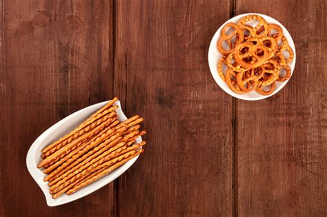 짠 크래커의 오버 헤드 사진 막대기와 프레첼 복사 공간 어두운 나무 배경 위에서 촬영 텍스트를 위한 장소가 있는 파티 간식 배너 0명에 대한 스톡 사진 및 기타 이미지