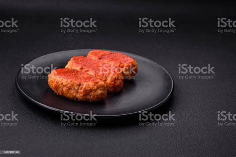 마늘 소금 향신료 및 허브를 곁들인 토마토 소스의 고기 커틀릿 또는 미트볼 0명에 대한 스톡 사진 및 기타 이미지 0명 갈색 건강한 식생활 Istock