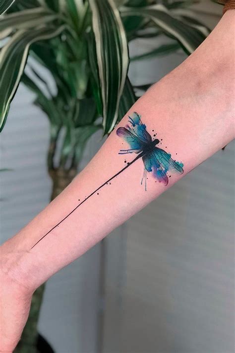 Татуировка стрекоза в стиле акварель на руке Татуировка в виде стрекозы Цветные татуировки