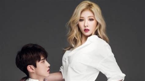 현아 뇌쇄적인 눈빛으로 남자 모델과 밀착 스킨십