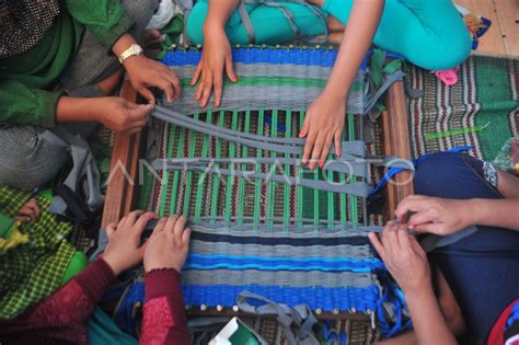 Kerajinan Keset Kaki Kain Perca Antara Foto
