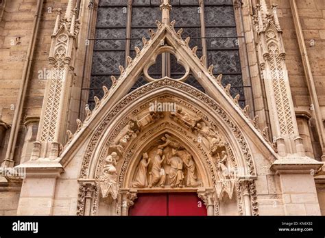 Peu De Statues Bibliques Porte Rouge Notre Dame De Paris Paris France