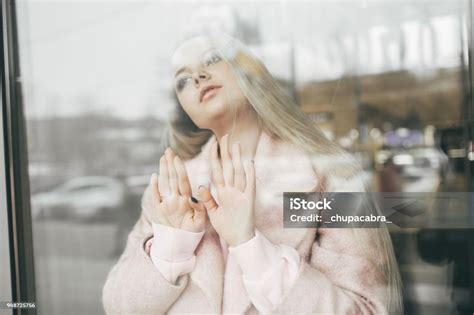 불행 한 금발 여자의 초점에 손은 코트를 입고 분홍색 창 뒤에 봄 시간 거리에 대한 스톡 사진 및 기타 이미지 거리 건물 외관 고독 부정적인 감정 표현 Istock