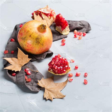 石榴秋天熟的概念留白素食无人生食维生素夏天