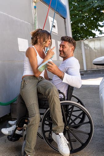 중년 부부는 세차장에서 차를 씻는 동안 얼굴을 거품을 내며 재미를 느낍니다 2명에 대한 스톡 사진 및 기타 이미지 2명