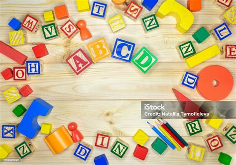 나무 배경에 나무 장난감 교육용 장난감 블록 피라미드 유치원 유치원 또는 탁아소용 장난감 텍스트를 위한 공간을 복사합니다 평면도 0명에 대한 스톡 사진 및 기타 이미지