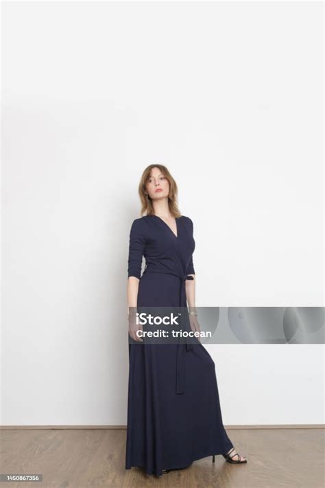 진한 파란색 맥시 비스코스 랩 드레스를 입은 젊은 여성 모델의 스튜디오 사진 시리즈 드레스에 대한 스톡 사진 및 기타 이미지 드레스 맥시롱 길이 35 39세 Istock
