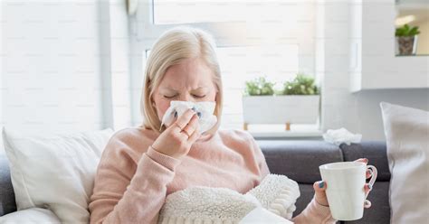 감기와 독감 아픈 여자의 초상화는 감기에 걸렸고 아프고 종이 닦음에 재채기를 했다 담요로 덮인 건강에 해로운 소녀 닦는 코 의료 개념입니다 알비노 소녀가 아프고
