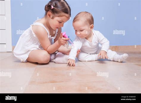 Baby Und Kleinkind Bruder Schwester Spielen Arzt Mit Spritze Stockfotografie Alamy