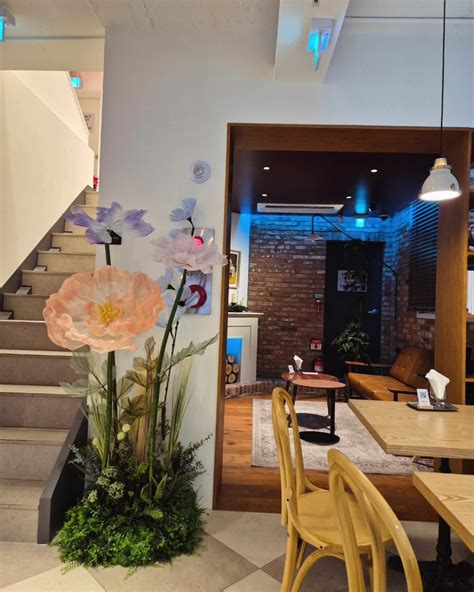 크멋자이언트플라워 카페 한쪽 ☀️ 햇살 대신 꽃이 피어났습니다 크고 부드럽게 피어난 자이언트 실크플라워가 공간에 잔잔한 온기와 감성을 더해주었어요 어떤 공간이든