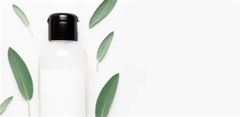 화장품 Spa 브랜딩 모형 내추럴 뷰티 유기농 제품 컨셉 크림과 로션이 있는 화장품 용기 허브 세이지 잎은 흰색 배경 플랫 레이 탑 뷰에 있습니다 브랜딩을 위한 빈 라벨 0