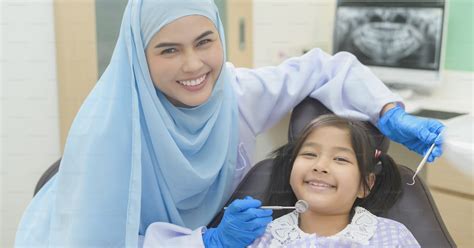 치과 진료소에서 무슬림 치과 의사가 치아를 검사한 귀여운 소녀 치아 검진 및 건강한 치아 개념 사진 Unsplash의 건강한 라이프 스타일 이미지