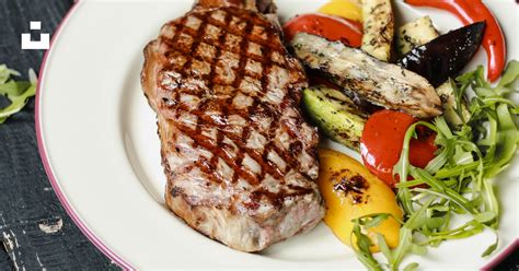 흰색 세라믹 접시에 구운 고기 사진 Unsplash의 무료 음식 이미지