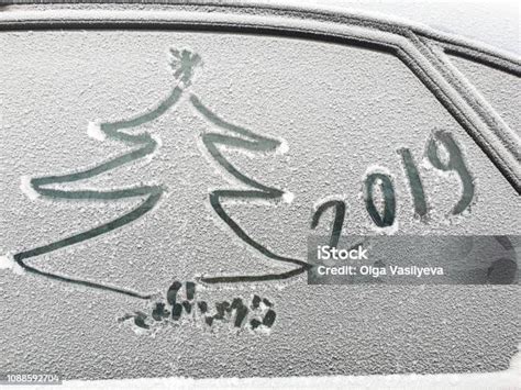 얼음의 텍스처입니다 냉동된 물입니다 겨울 배경입니다 크리스마스 트리 고는 자동차의 측면 창에 2019의 상징 휴대 전화에 촬영 크리스마스에 대한 스톡 사진 및 기타 이미지