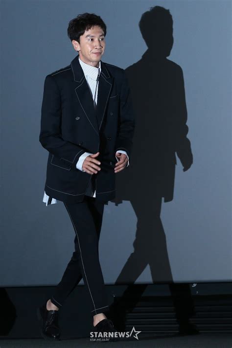 포토]이광수 배우의 발걸음 스타뉴스