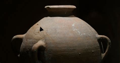 ໄຫ ບູ ຮານ ທີ່ ຖືກ ເຮັດ ແຕກ ໂດຍ ເດັກ ນ້ອຍ ອາ ຍຸ 4 ປີ ຖືກ ນຳ ກັບ ມາ ວາງ ສະ ແດງ ຄືນ ຢູ່ ຫໍ ພິ ພິ ຕະ