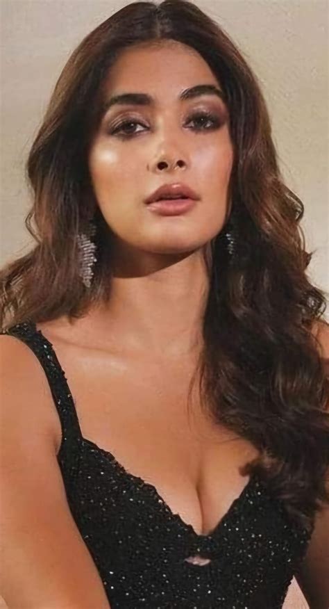 Pooja Hegde Fascinating Clicks Glam Actress