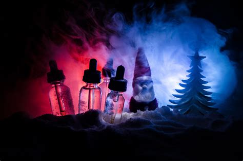 전자 담배 Vape 액체 및 Bokeh 빛 배경에 크리스마스 훈장 연기 물리적 구조에 대한 스톡 사진 및 기타 이미지 연기 물리적 구조 크리스마스 장식품 2018년
