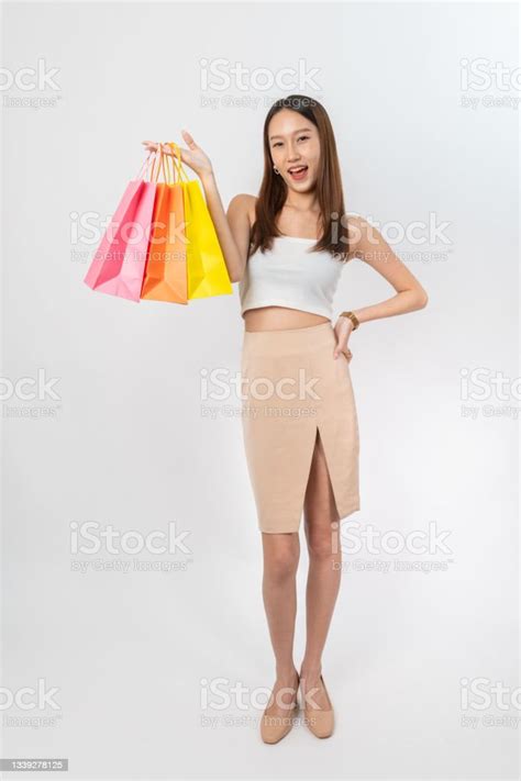 화려한 쇼핑백을 가진 젊은 아시아 여성의 순간과 표정의 스튜디오 촬영 20 29세에 대한 스톡 사진 및 기타 이미지 20 29세 25 29세 가방 Istock